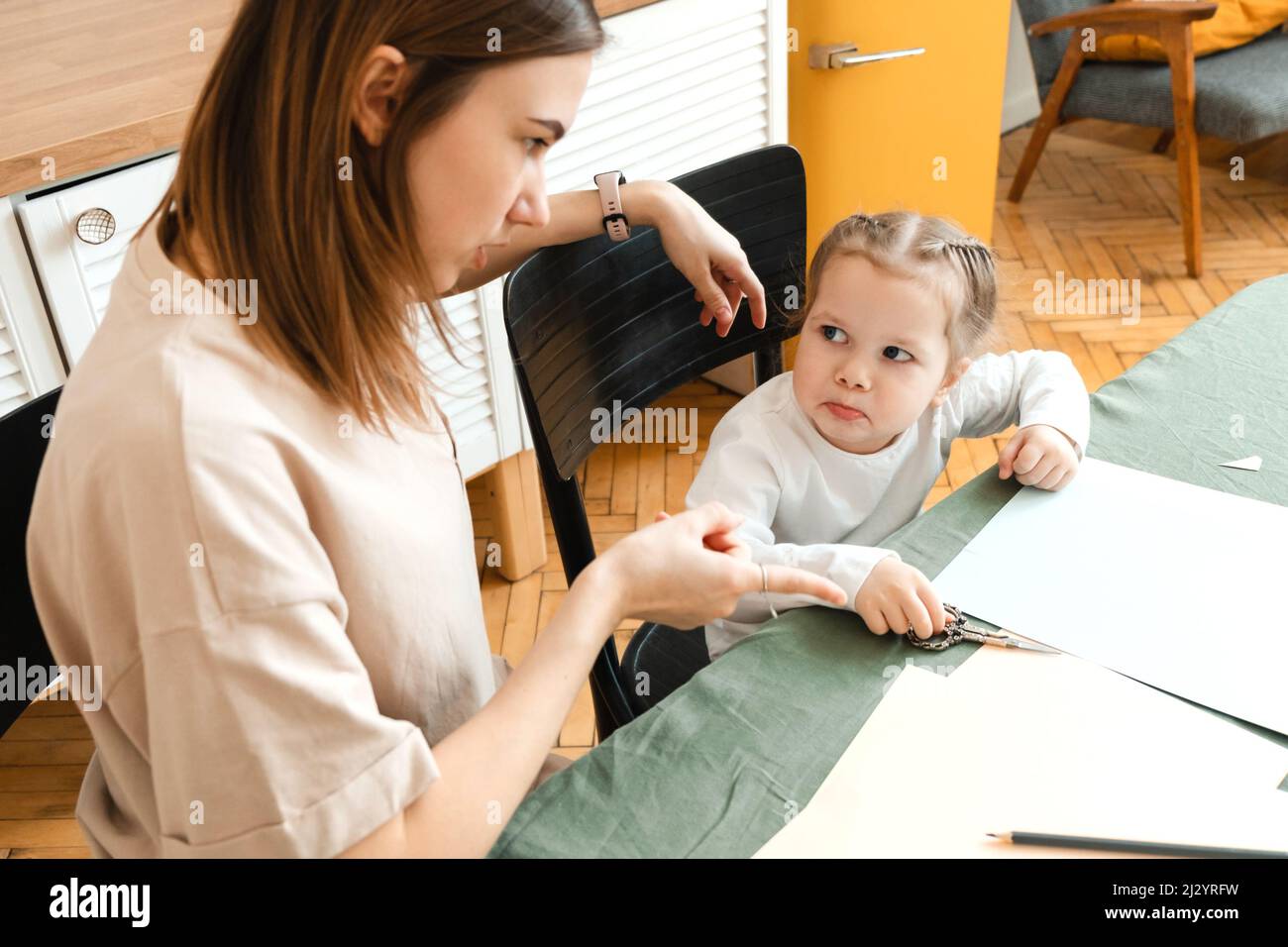 Mom explaining to child serious hi-res stock photography and images - Alamy