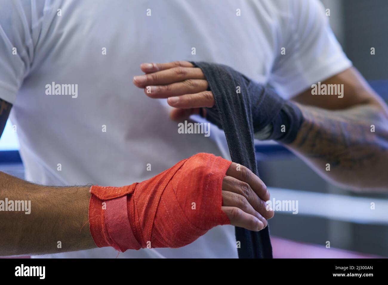 Hand wrap hi-res stock photography and images - Alamy