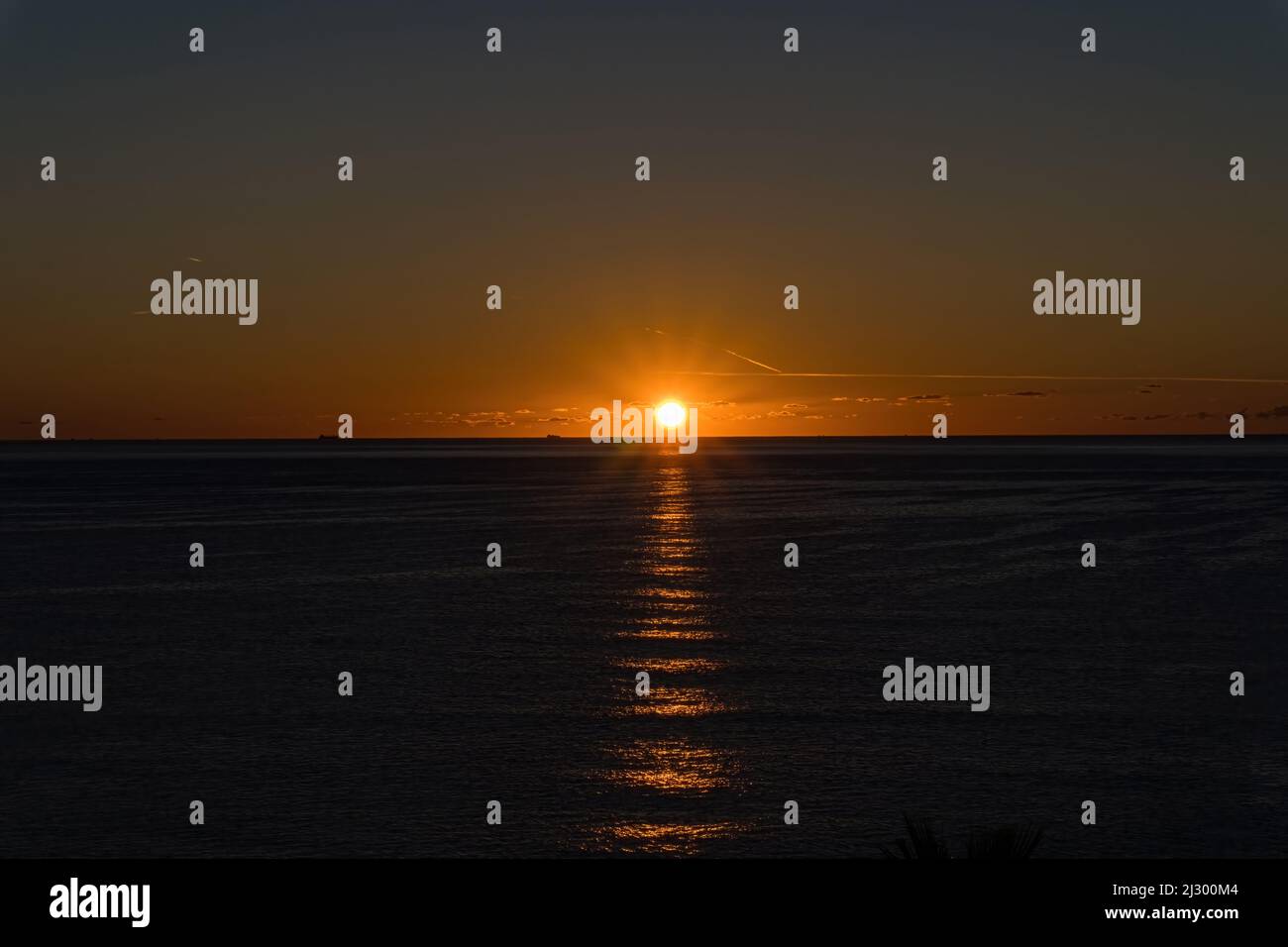 Dawn by the sea hi-res stock photography and images - Alamy