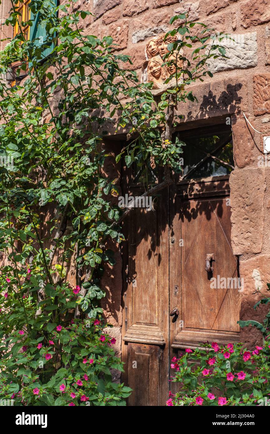 Porte rouge hi-res stock photography and images - Alamy