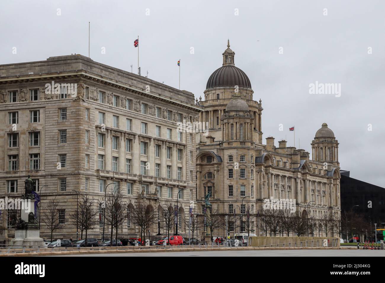 Port of liverpool building with statue hi-res stock photography and ...