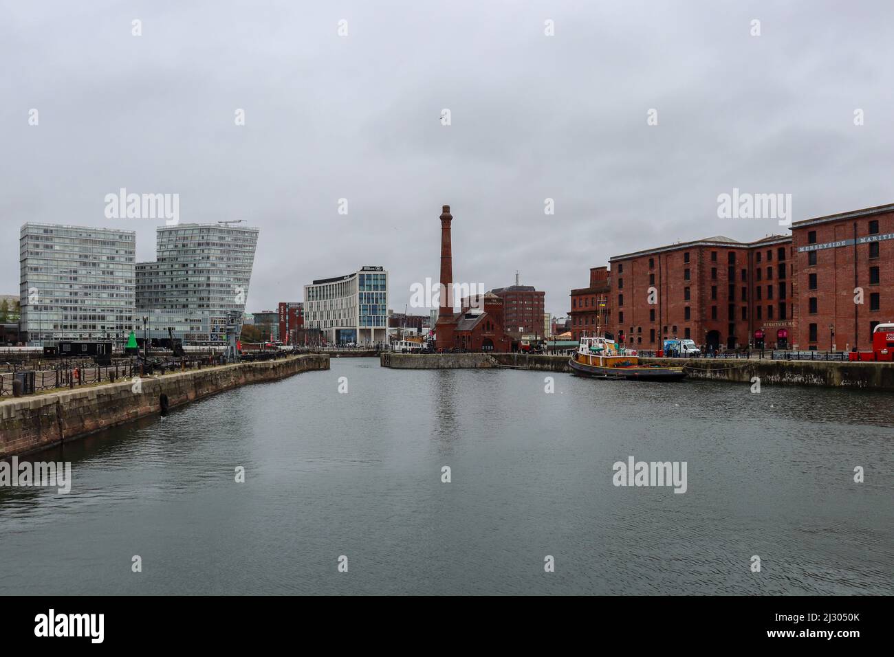 Liverpool dock buildings hi-res stock photography and images - Alamy