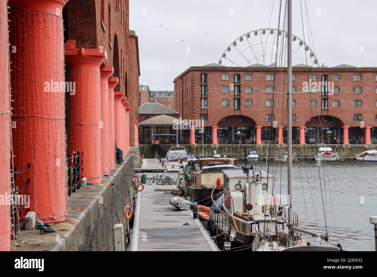 Albert Dock with berthed boats and wheel Stock Photo - Alamy