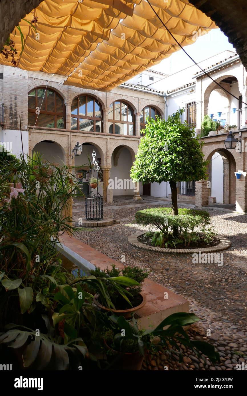 Shaded courtyard hi-res stock photography and images - Alamy