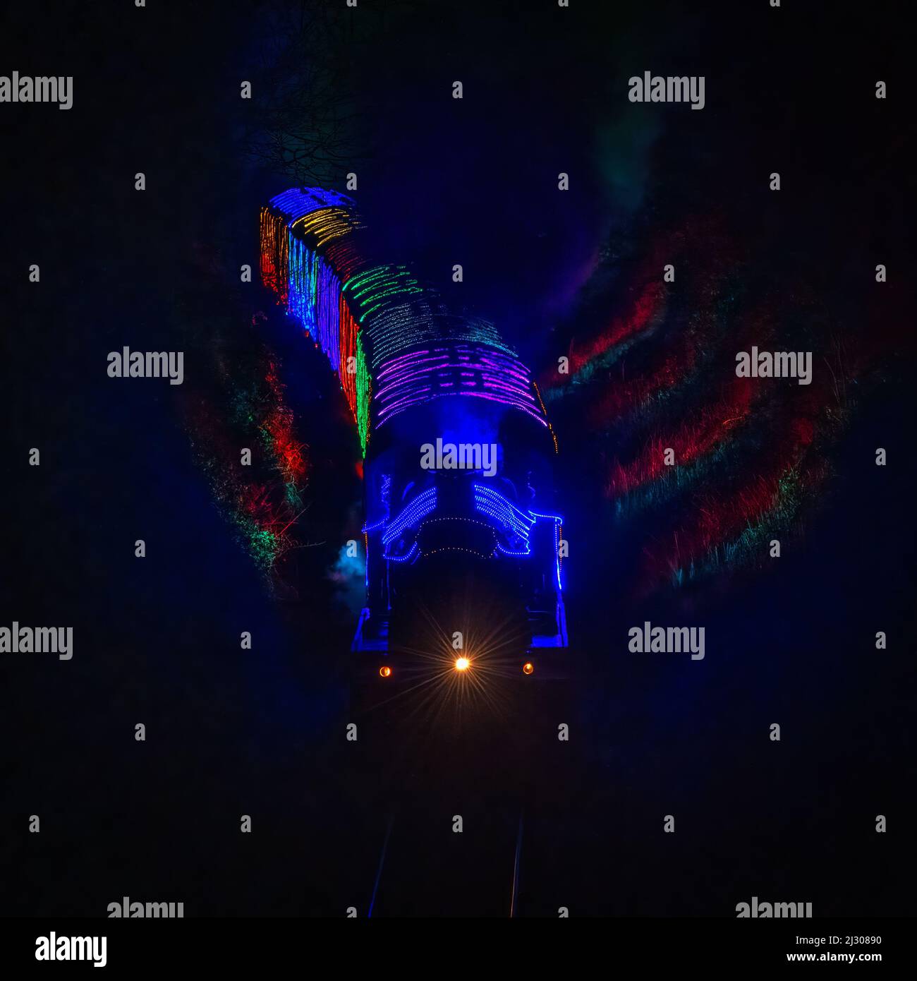 Steam locomotive 7828 Odney Manor pulling the 'Winter Lights' Christmas ...