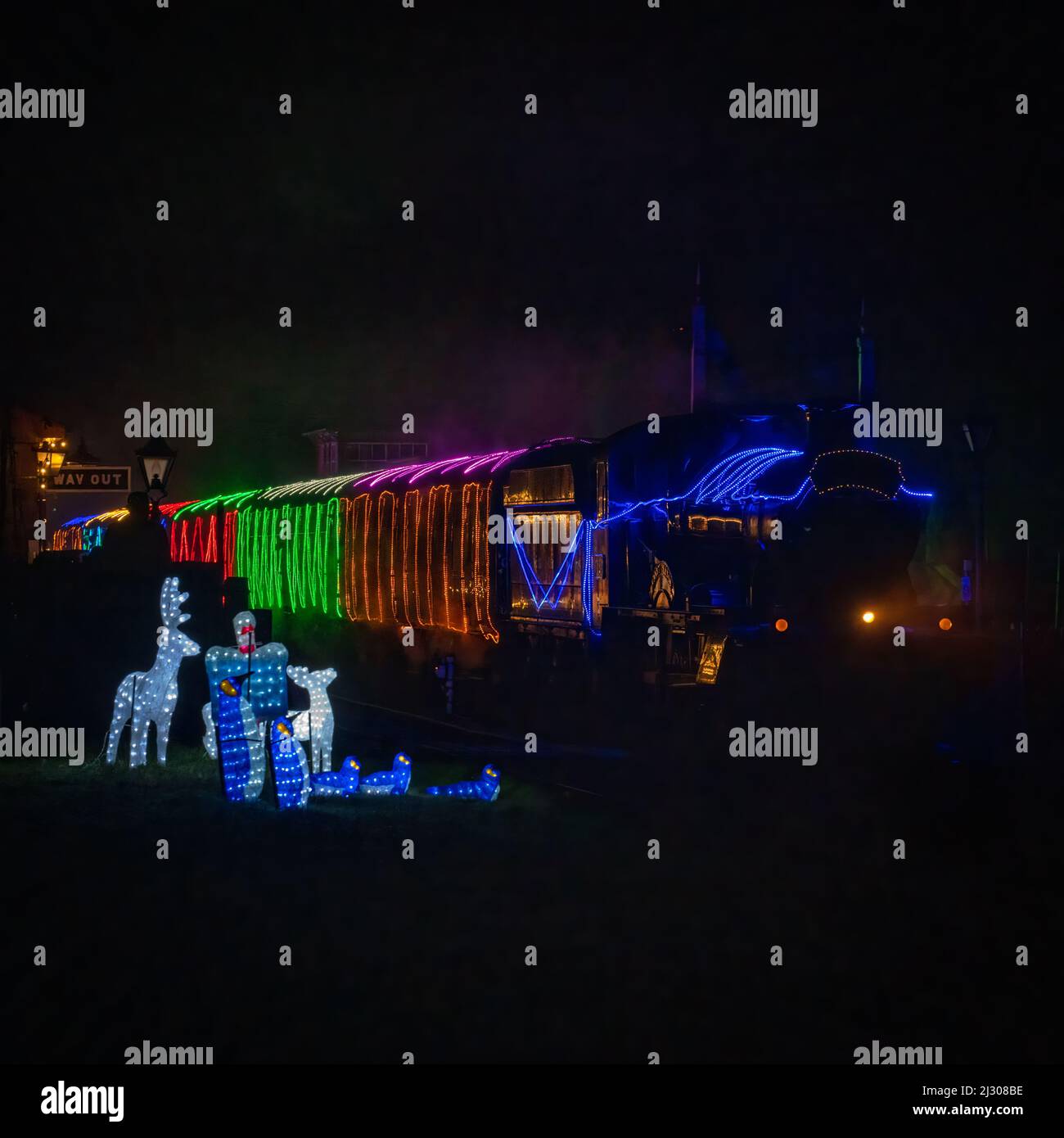 Steam locomotive 7828 Odney Manor pulling the 'Winter Lights' Christmas ...