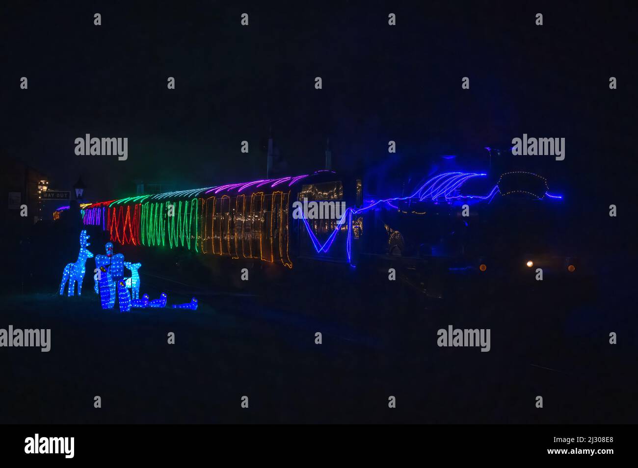 Steam locomotive 7828 Odney Manor pulling the 'Winter Lights' Christmas ...