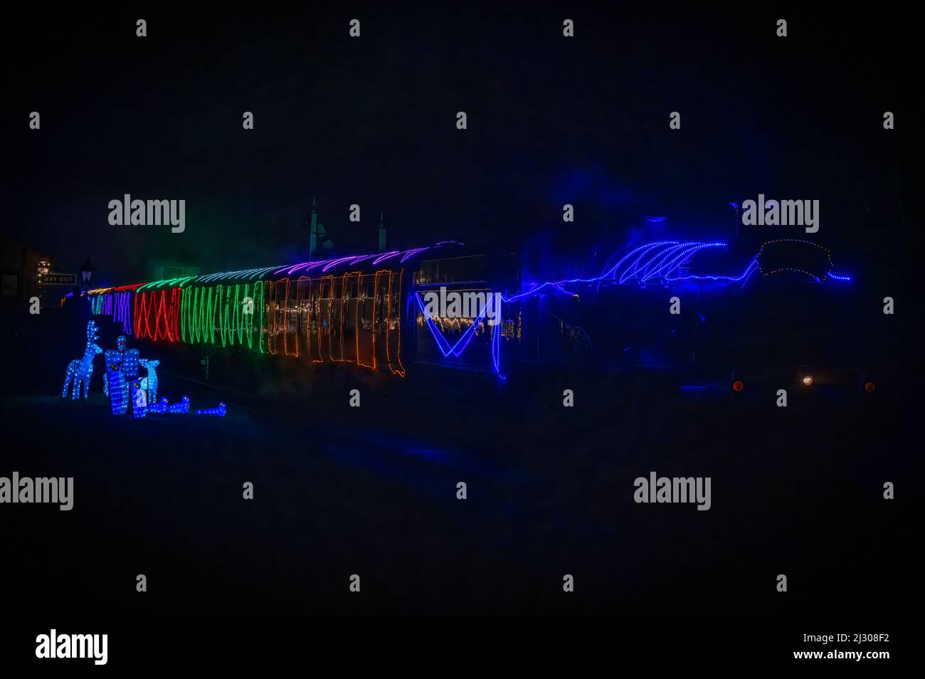 Steam locomotive 7828 Odney Manor pulling the 'Winter Lights' Christmas ...