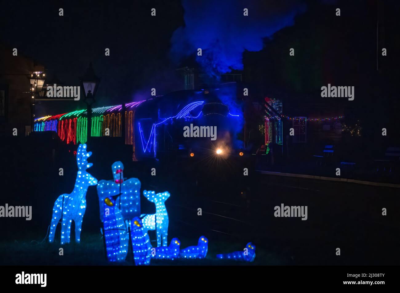 Steam locomotive 7828 Odney Manor pulling the 'Winter Lights' Christmas ...