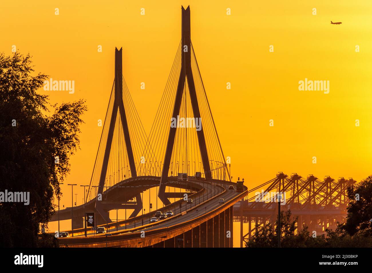 One cable stayed plane hi-res stock photography and images - Alamy