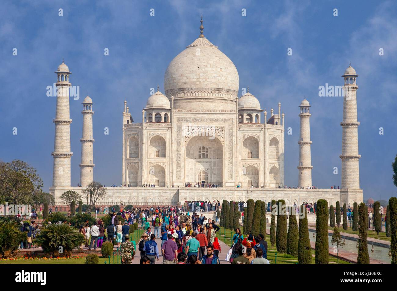 Agra, India. Taj Mahal and Visitors Stock Photo - Alamy
