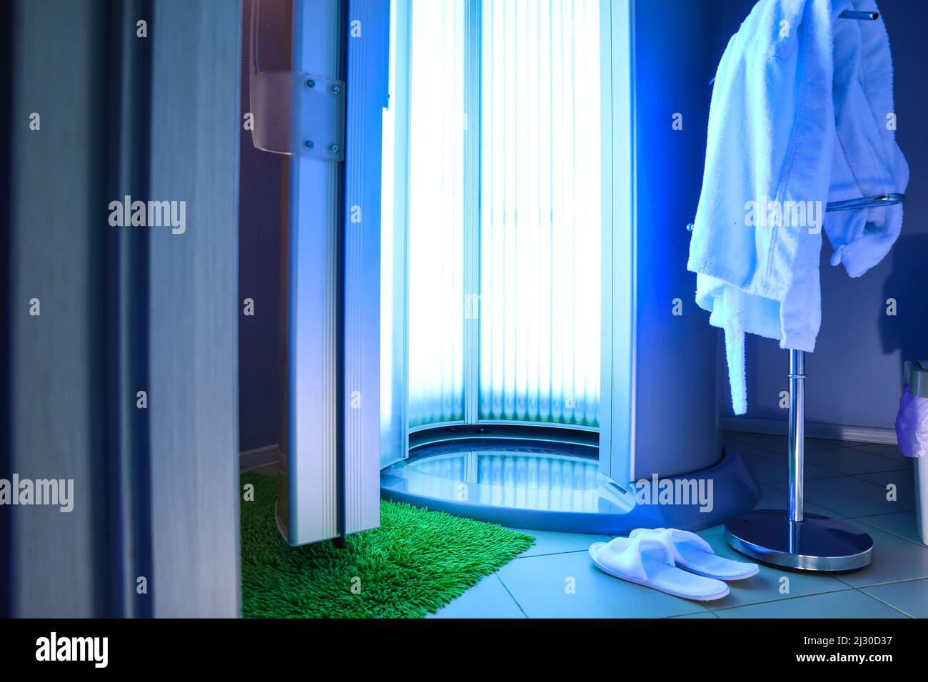 Modern solarium in beauty salon Stock Photo - Alamy