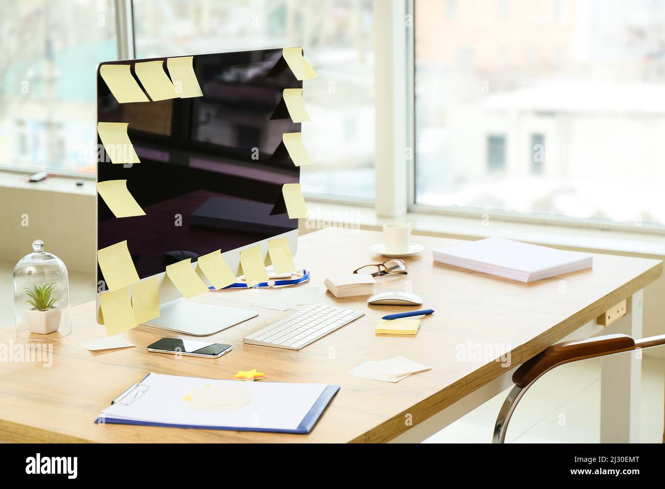 Memo note on pc screen hi-res stock photography and images - Alamy