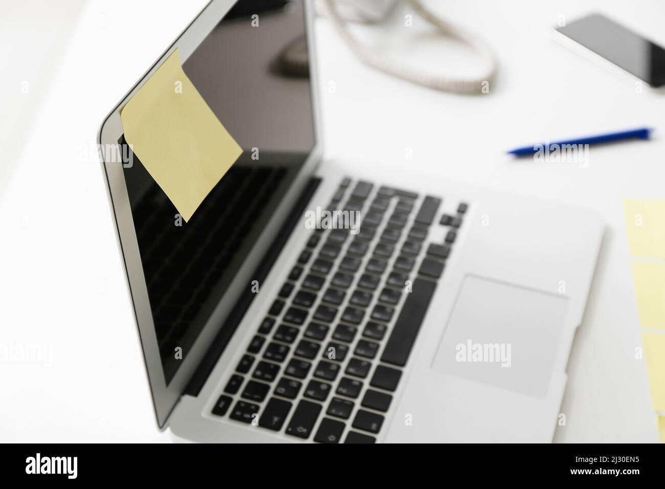 Sticky note paper on screen of laptop in office Stock Photo - Alamy