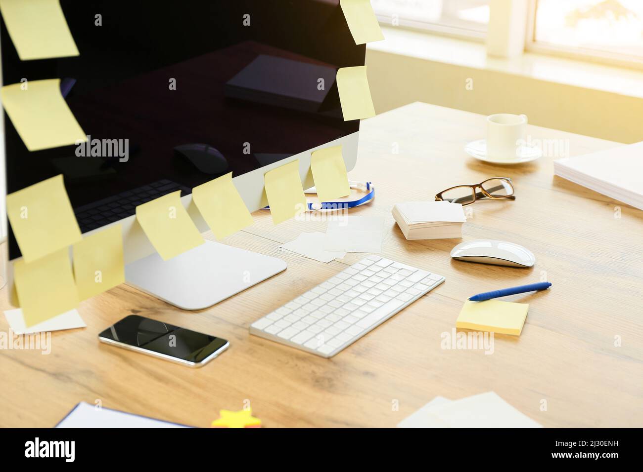 Sticky note monitor hi-res stock photography and images - Alamy