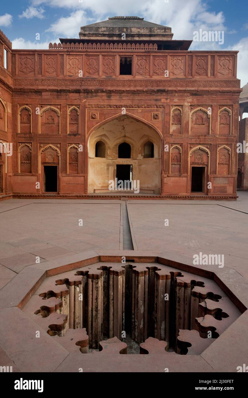 Islamic architecture fountain hi-res stock photography and images - Alamy