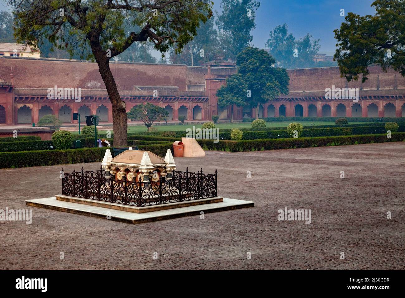 Agra, India. Agra Fort. Courtyard of the Diwan-i-Am, with Grave of John ...