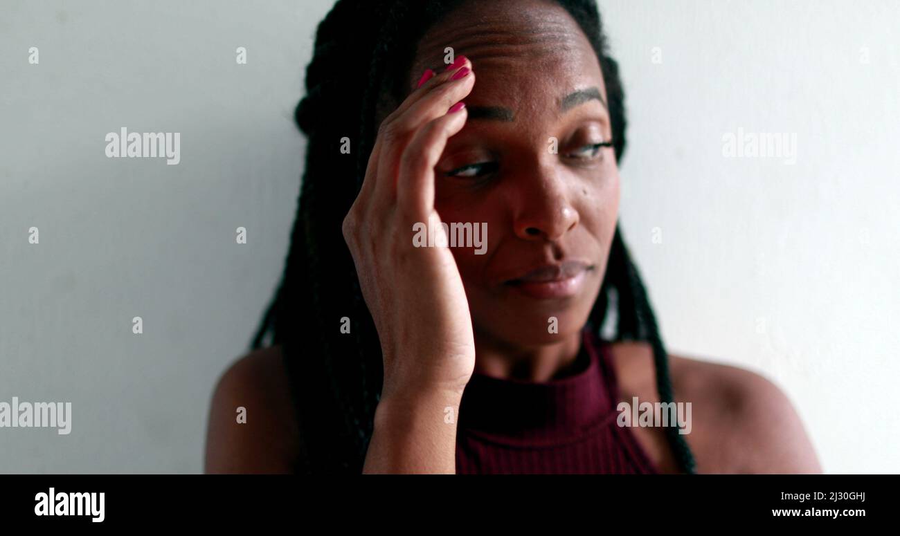 Worried black woman feeling anxious Stock Photo - Alamy
