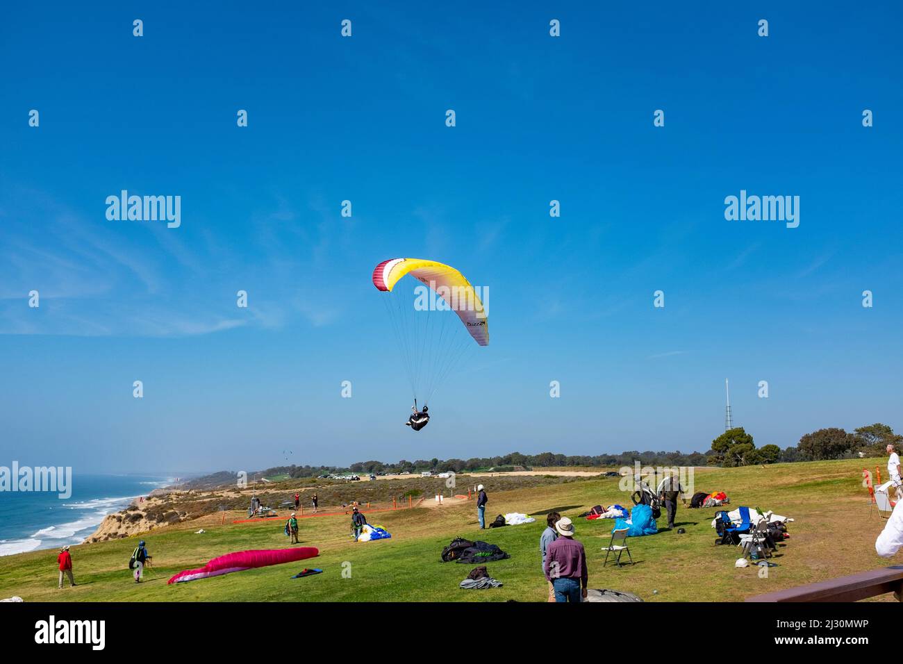 Parasailing at the Torrey Pines Glider Port Stock Photo - Alamy