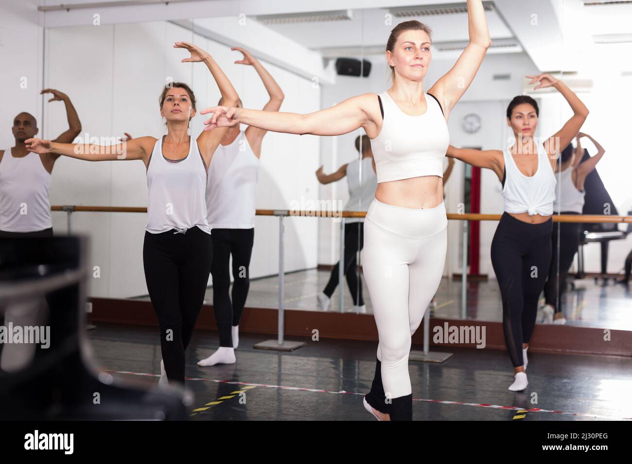 Ballet troupe choreographic dance in class Stock Photo - Alamy