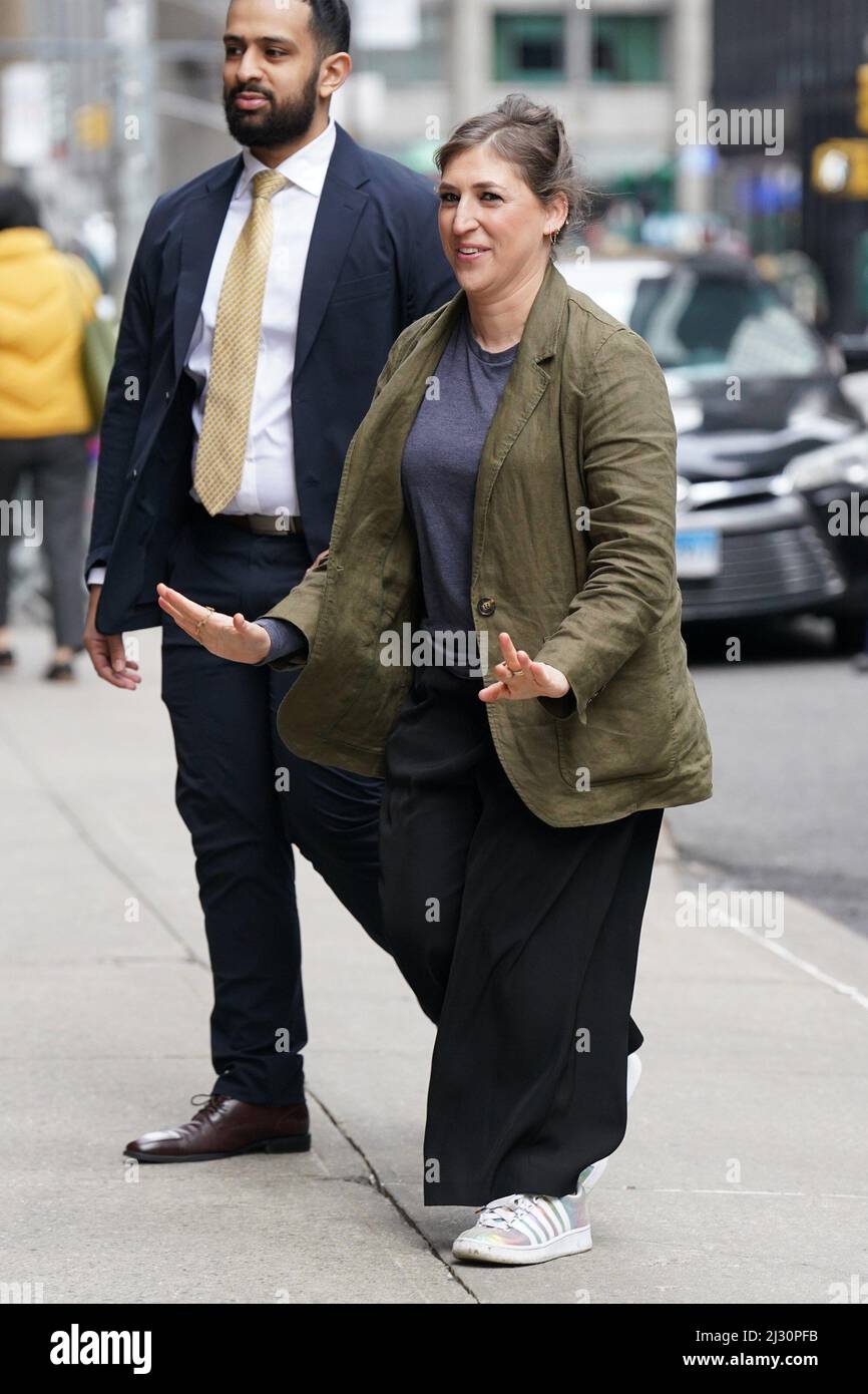 Mayim bialik 2022 hi-res stock photography and images - Alamy