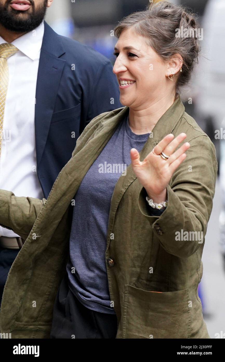 Mayim bialik 2022 hi-res stock photography and images - Alamy