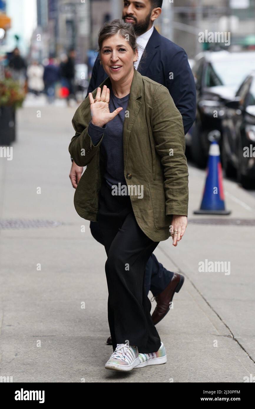 Mayim bialik 2022 hi-res stock photography and images - Alamy