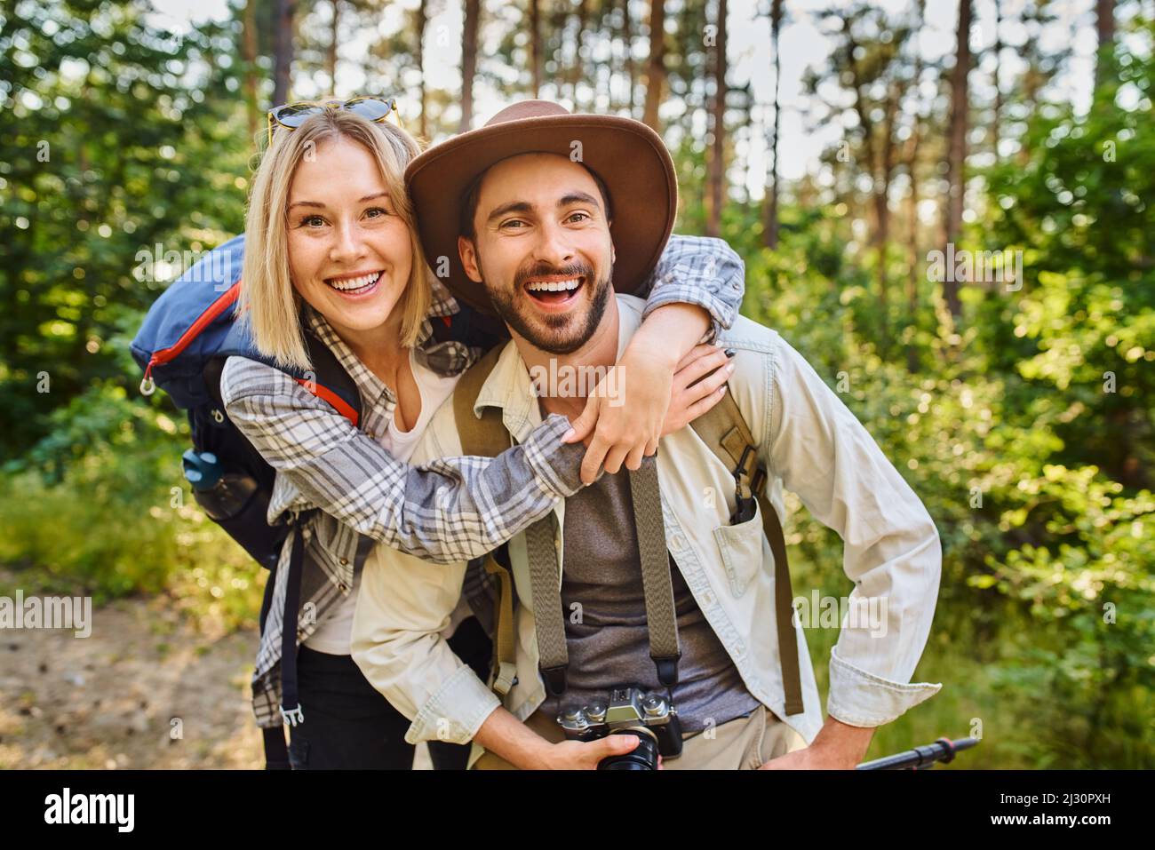 Hiking hug laughing couple hi-res stock photography and images - Alamy