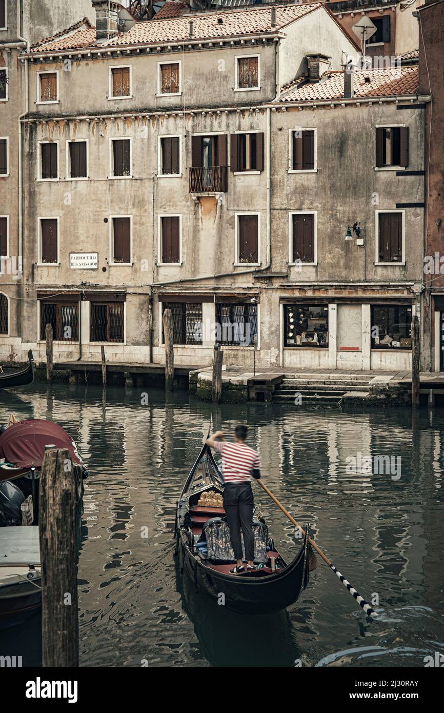 Rowing in venice hi-res stock photography and images - Alamy