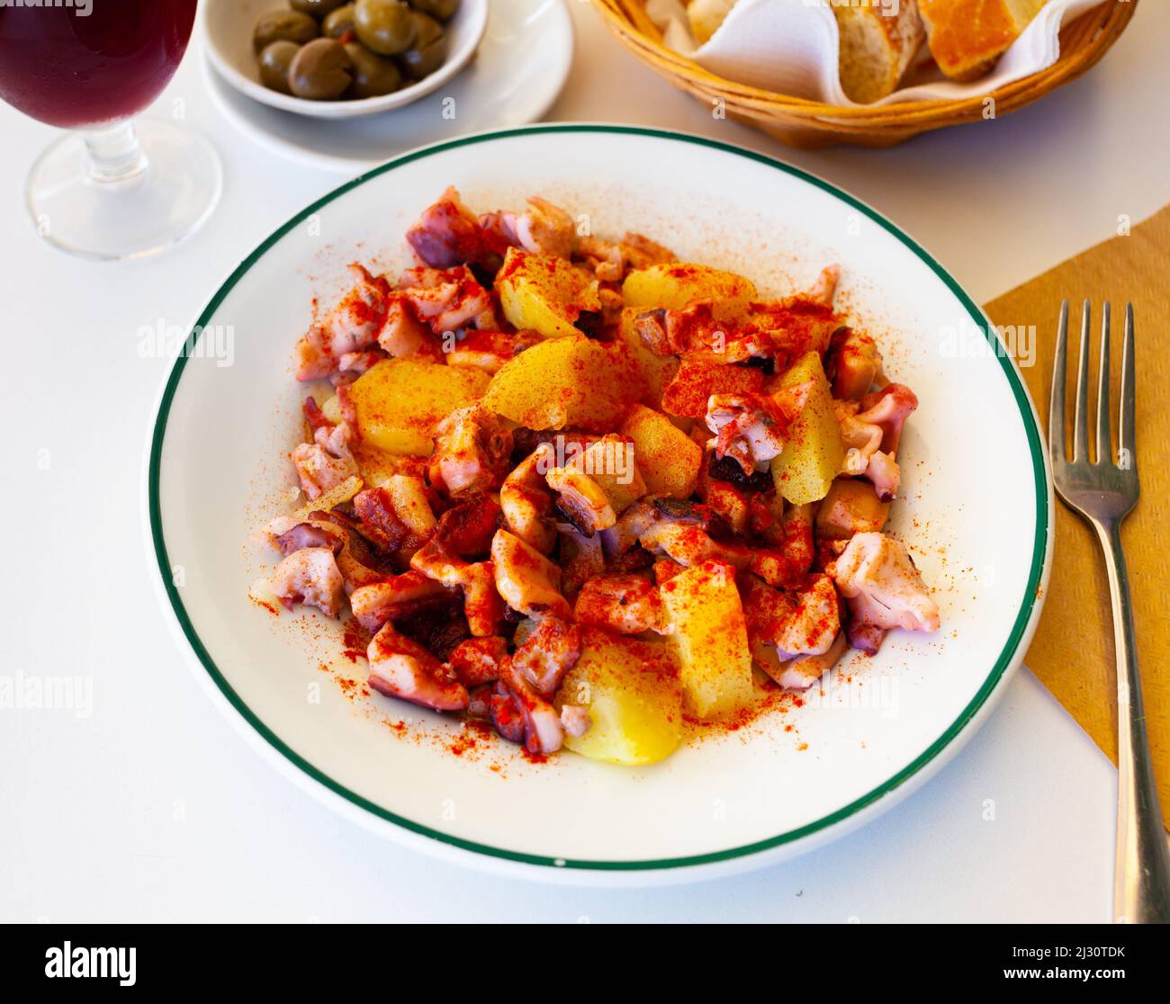 Polbo á feira galicia hi-res stock photography and images - Alamy