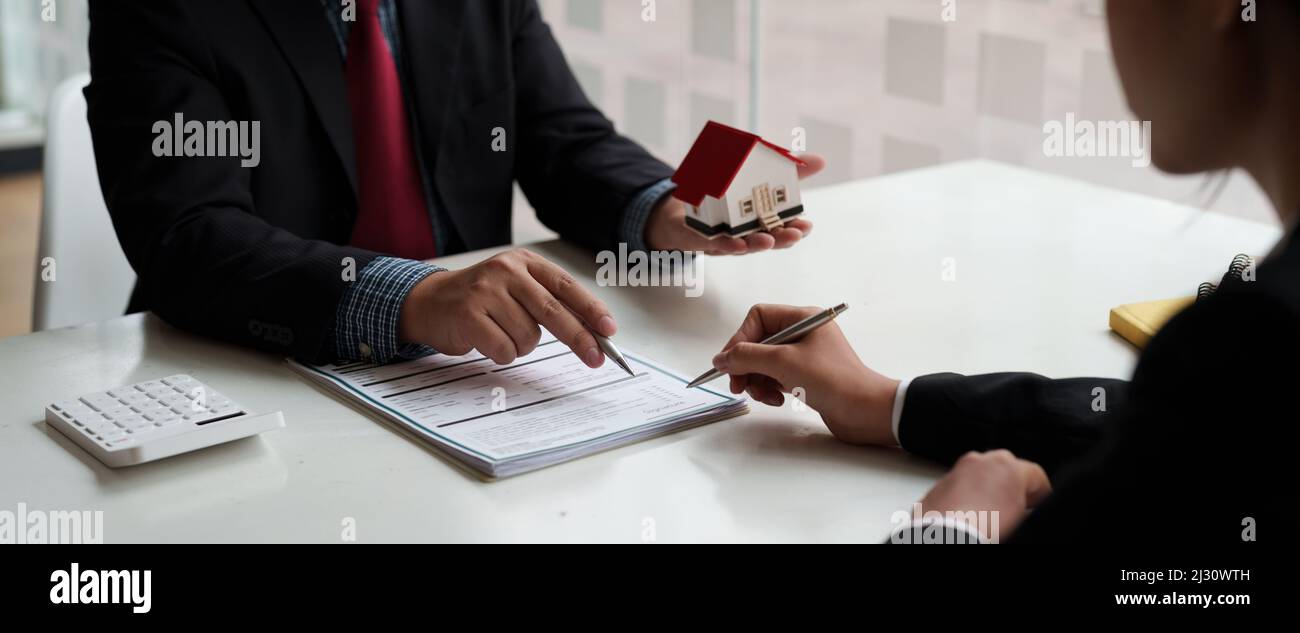 Signing contract house hi-res stock photography and images - Alamy