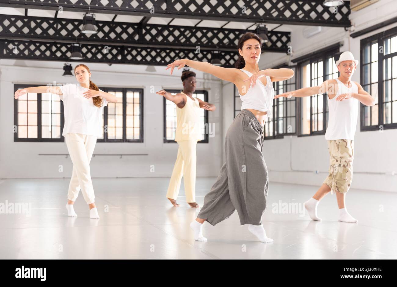 Group of young people learning modern dance movements Stock Photo - Alamy