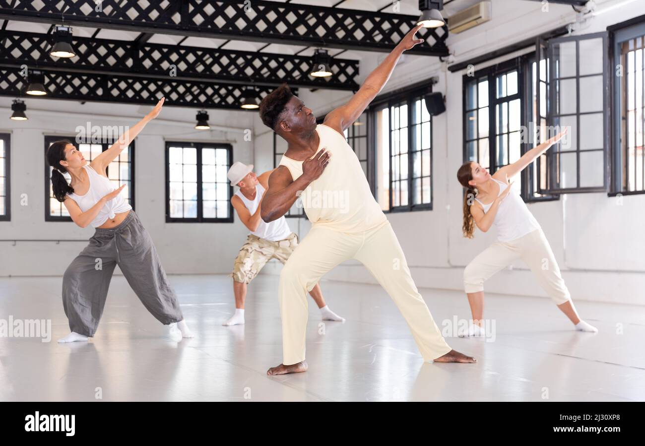 Group of young people learning modern dance movements Stock Photo - Alamy