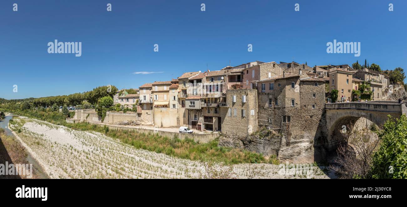 VAISON LA ROMAINE, FRANCE - AUG 12, 2017: old roman bridge in Vaison la ...