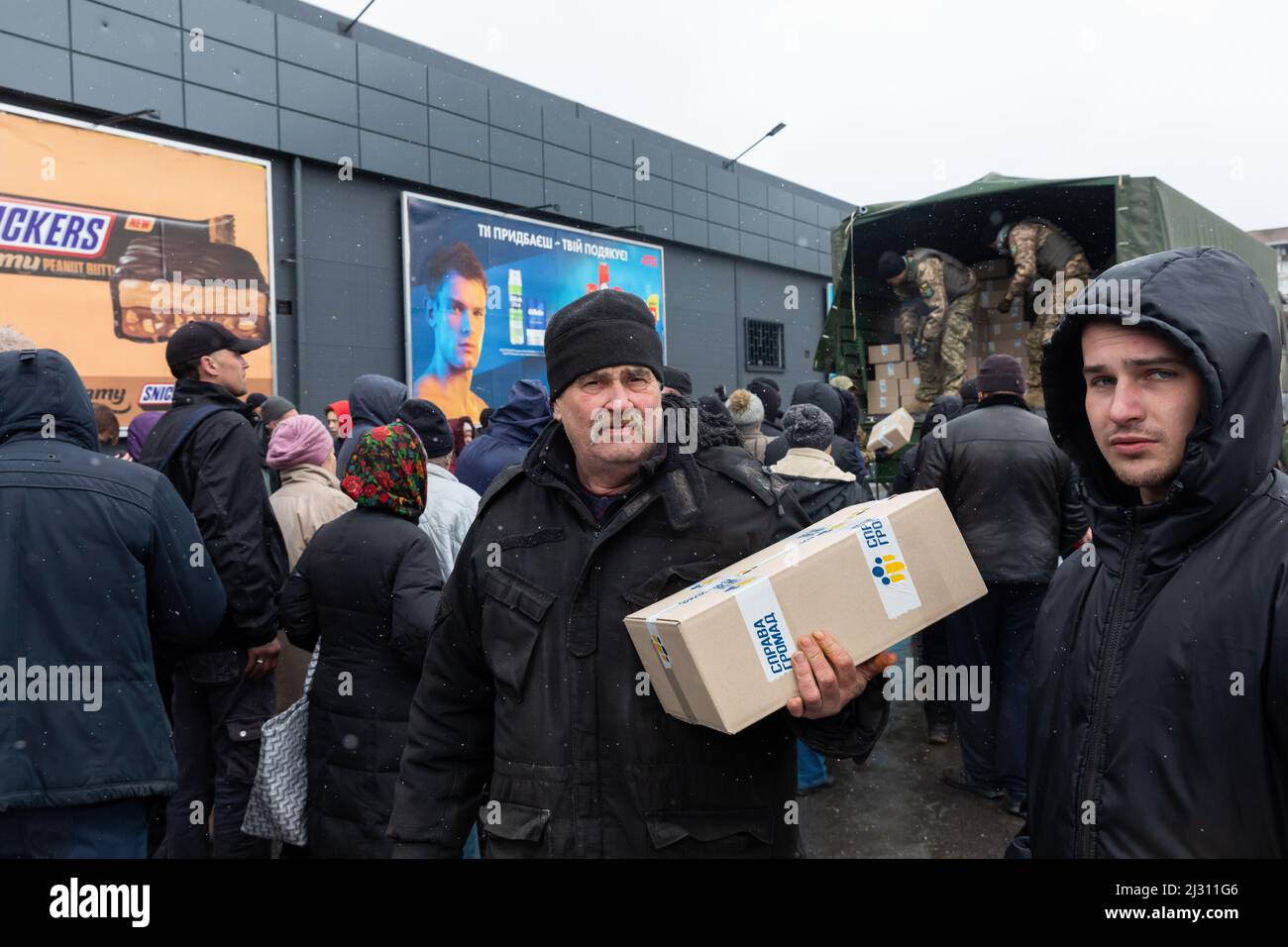 Bucha, Ukraine. 03rd Apr, 2022. Residents of Bucha, receive boxes with ...