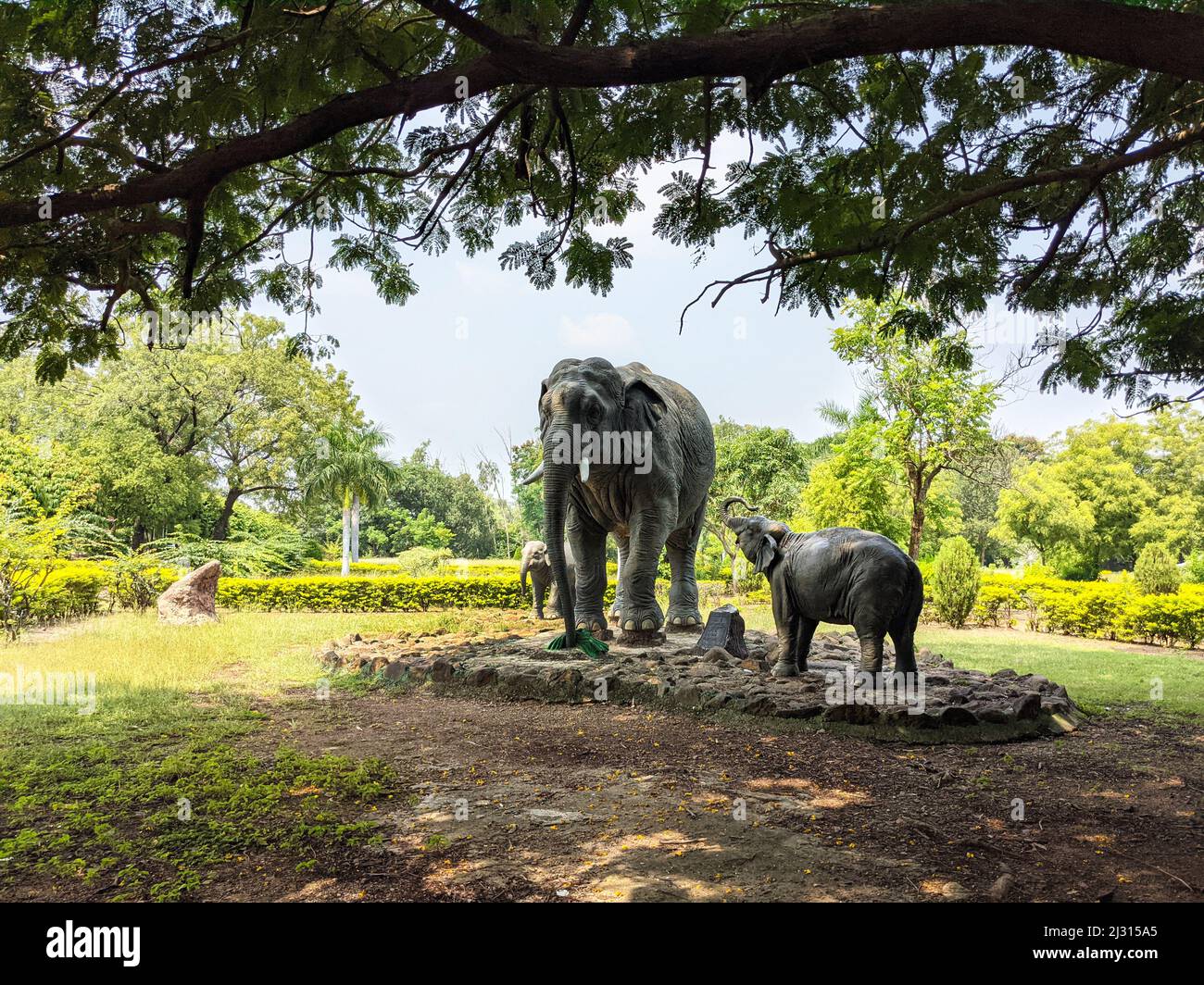 Elephant garden sculpture hi-res stock photography and images - Alamy