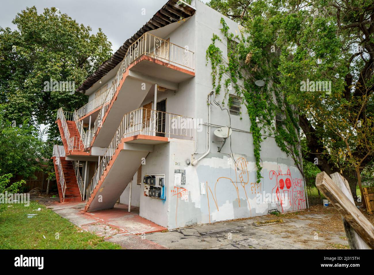 Abandoned housing building in a low income housing market Stock Photo ...
