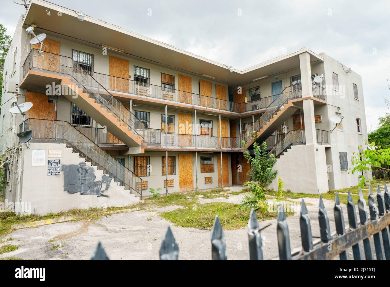 Abandoned housing building in a low income housing market Stock Photo ...