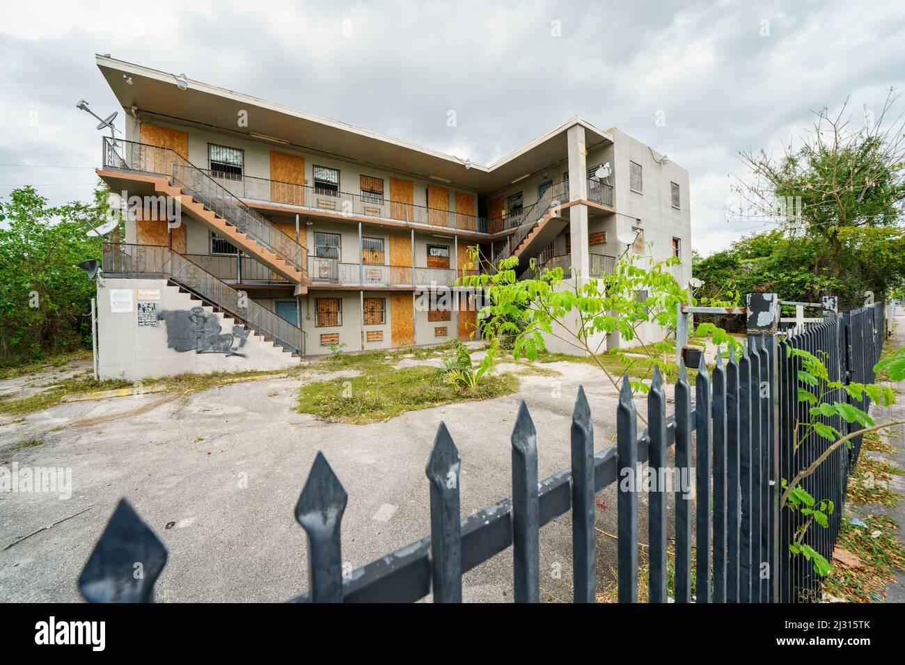 Abandoned housing building in a low income housing market Stock Photo ...