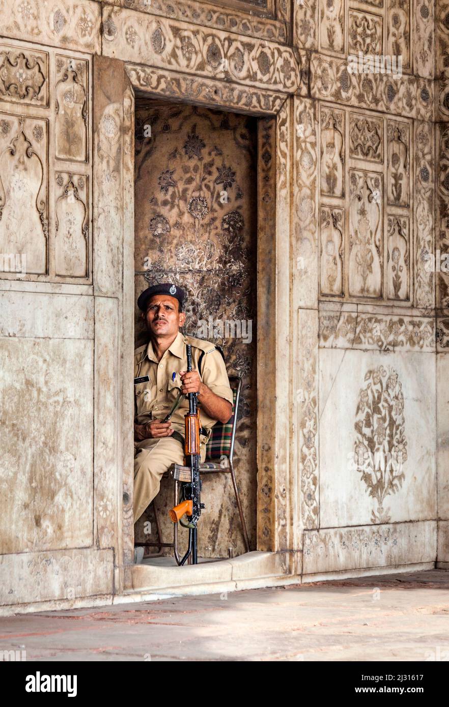 Delhi police with gun hi-res stock photography and images - Alamy
