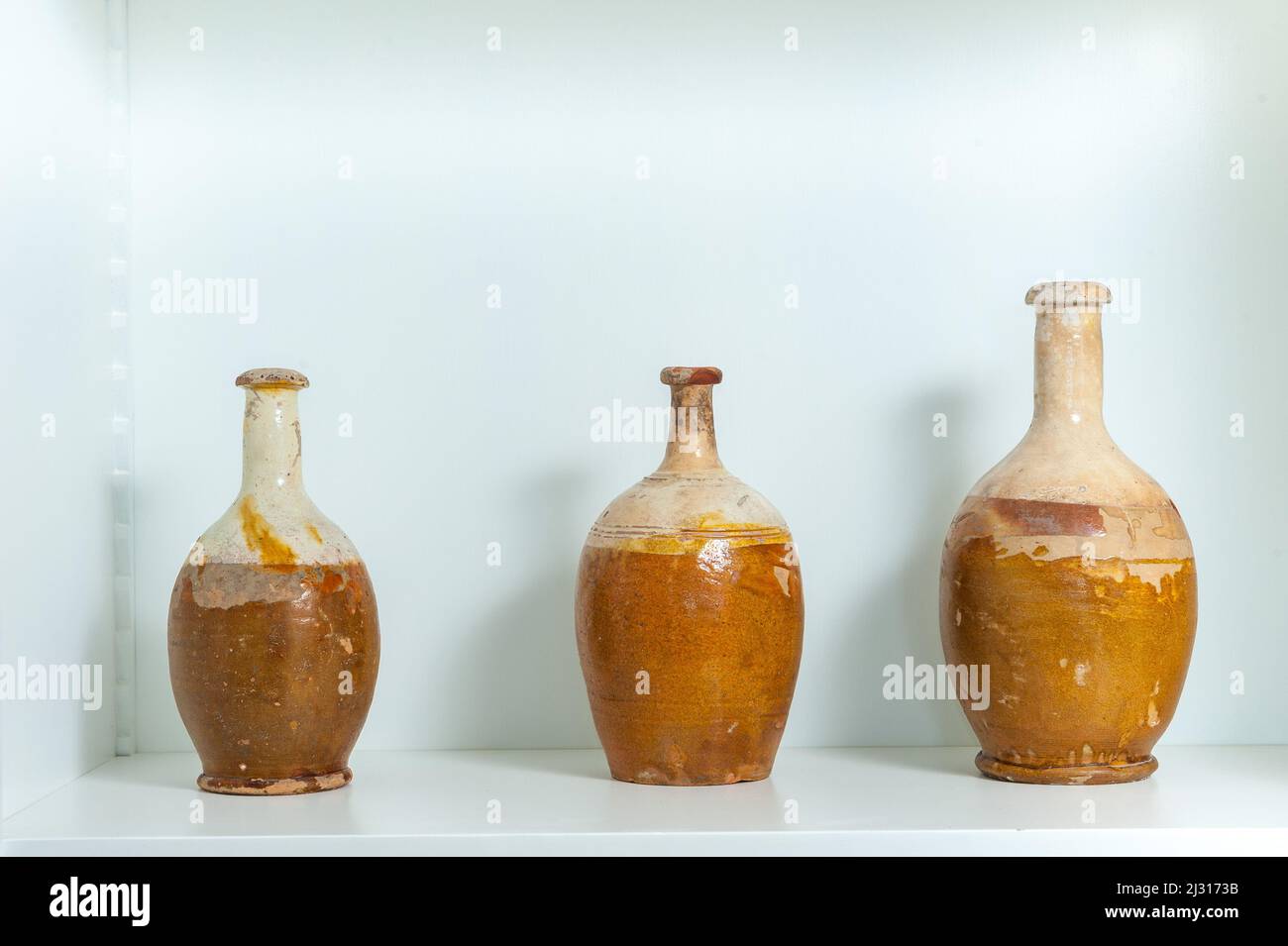 Apulian traditional clay pottery Stock Photo - Alamy