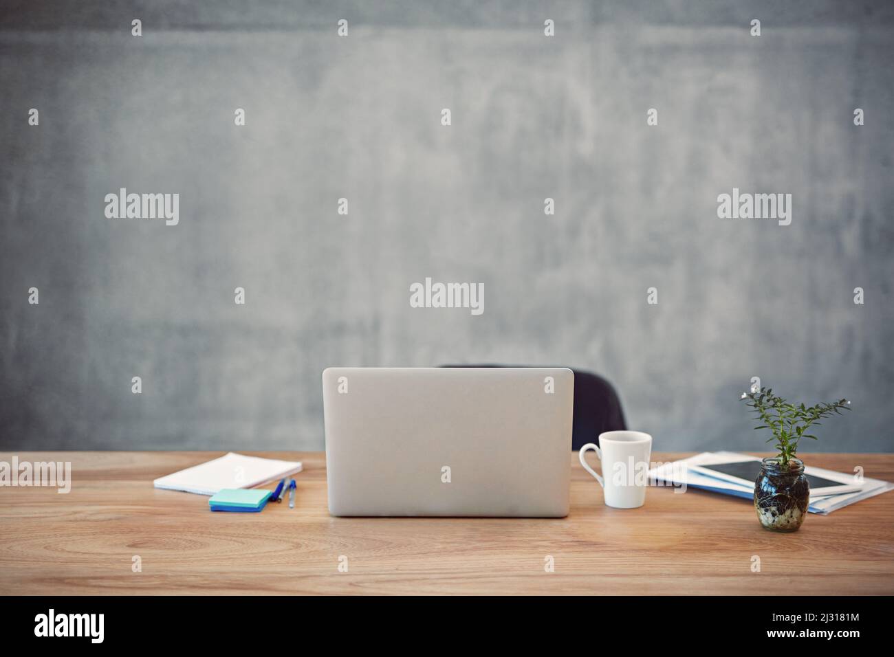 Empty work desk hi-res stock photography and images - Alamy