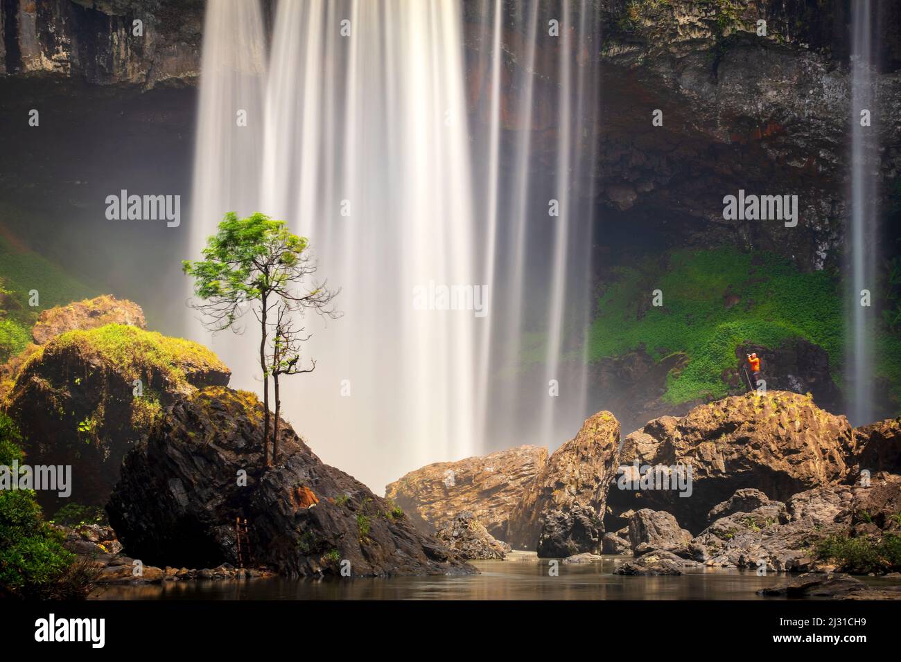 Real waterfall hi-res stock photography and images - Alamy