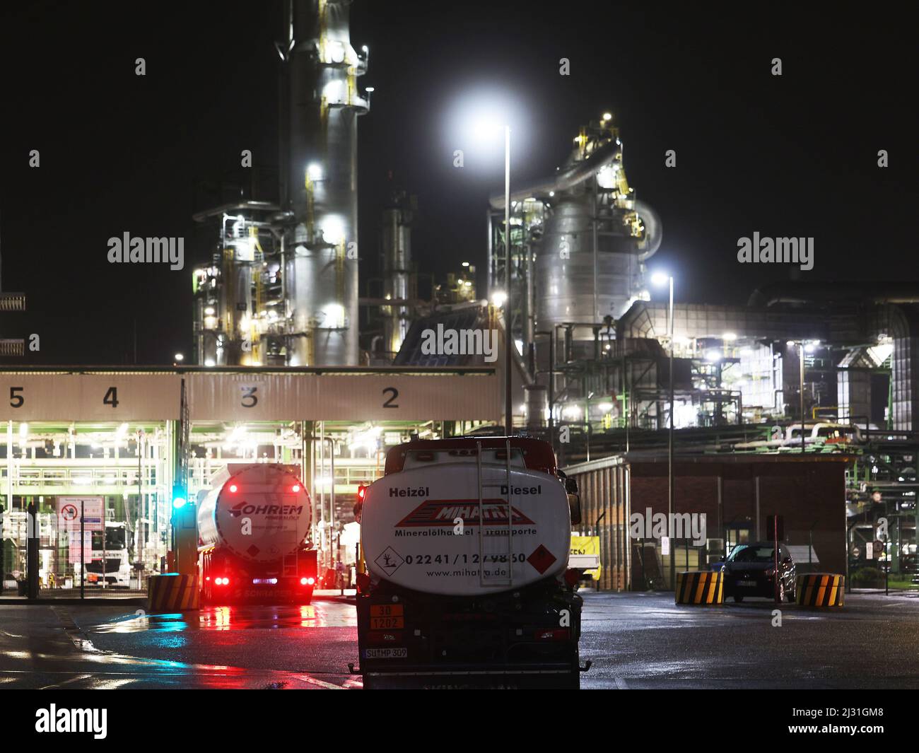 Shell tankers hi-res stock photography and images - Alamy