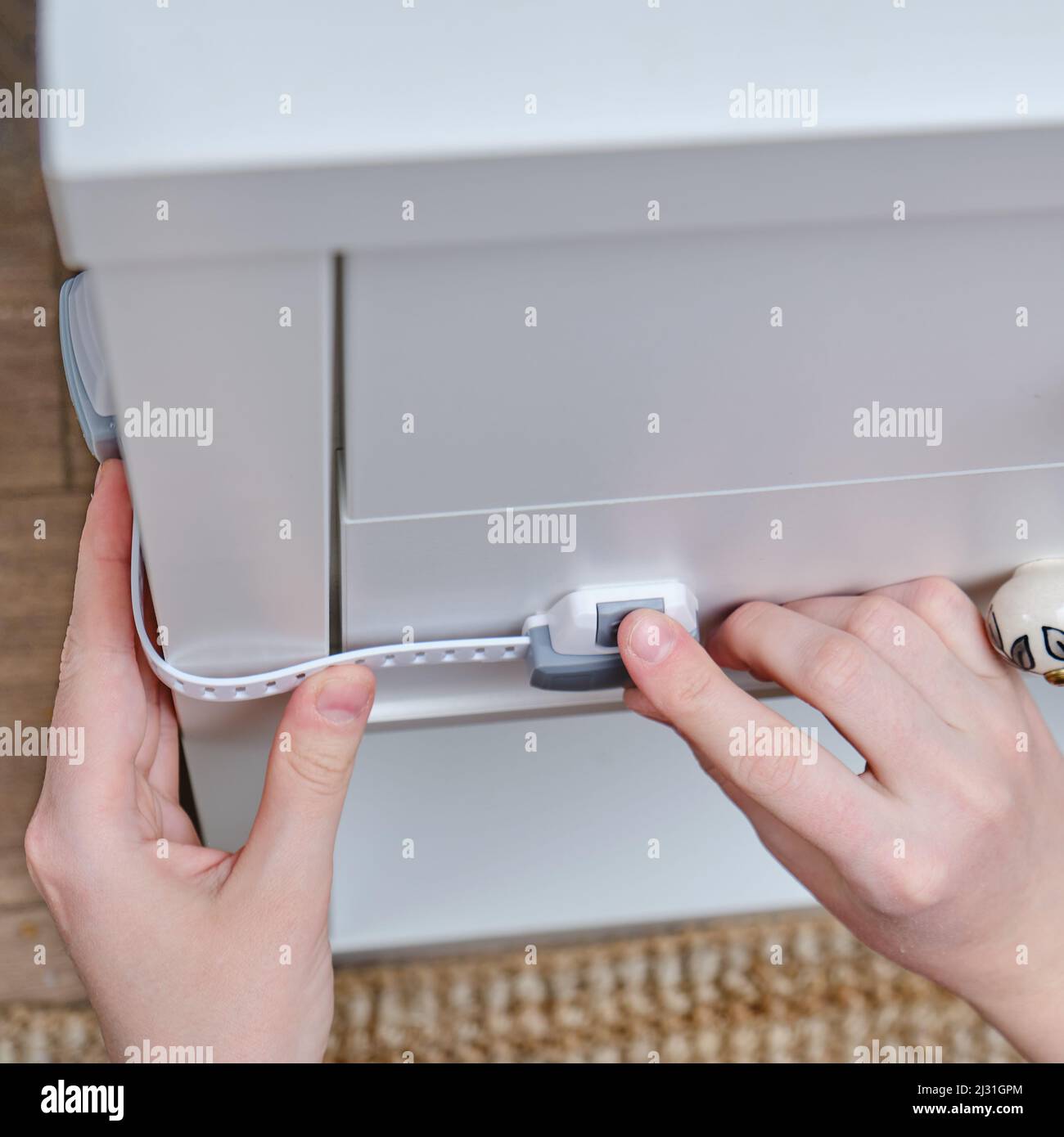 Danger for the baby to pinch the hand of the cabinet door or chest of ...