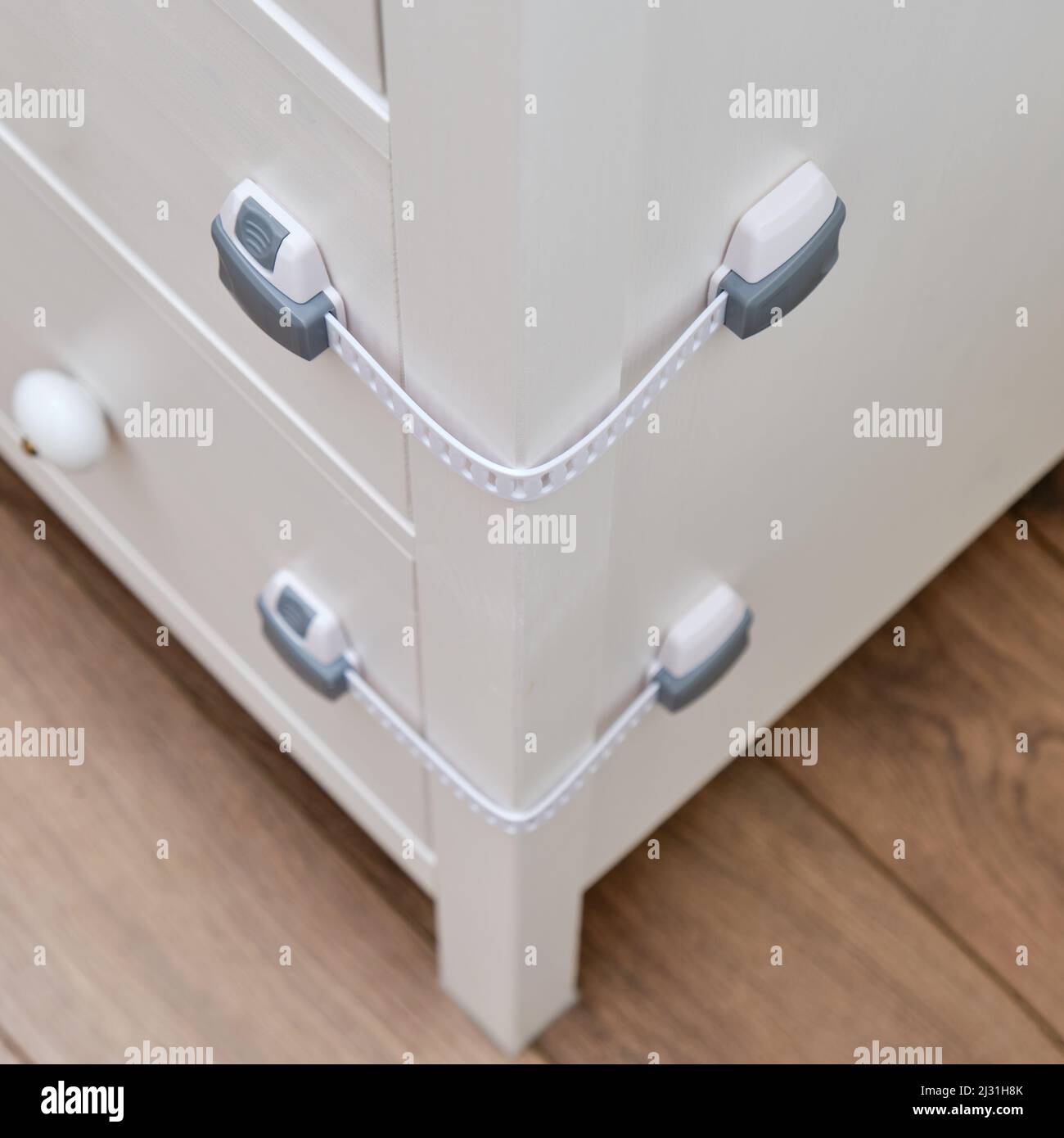 Danger for the baby to pinch the hand of the cabinet door or chest of ...