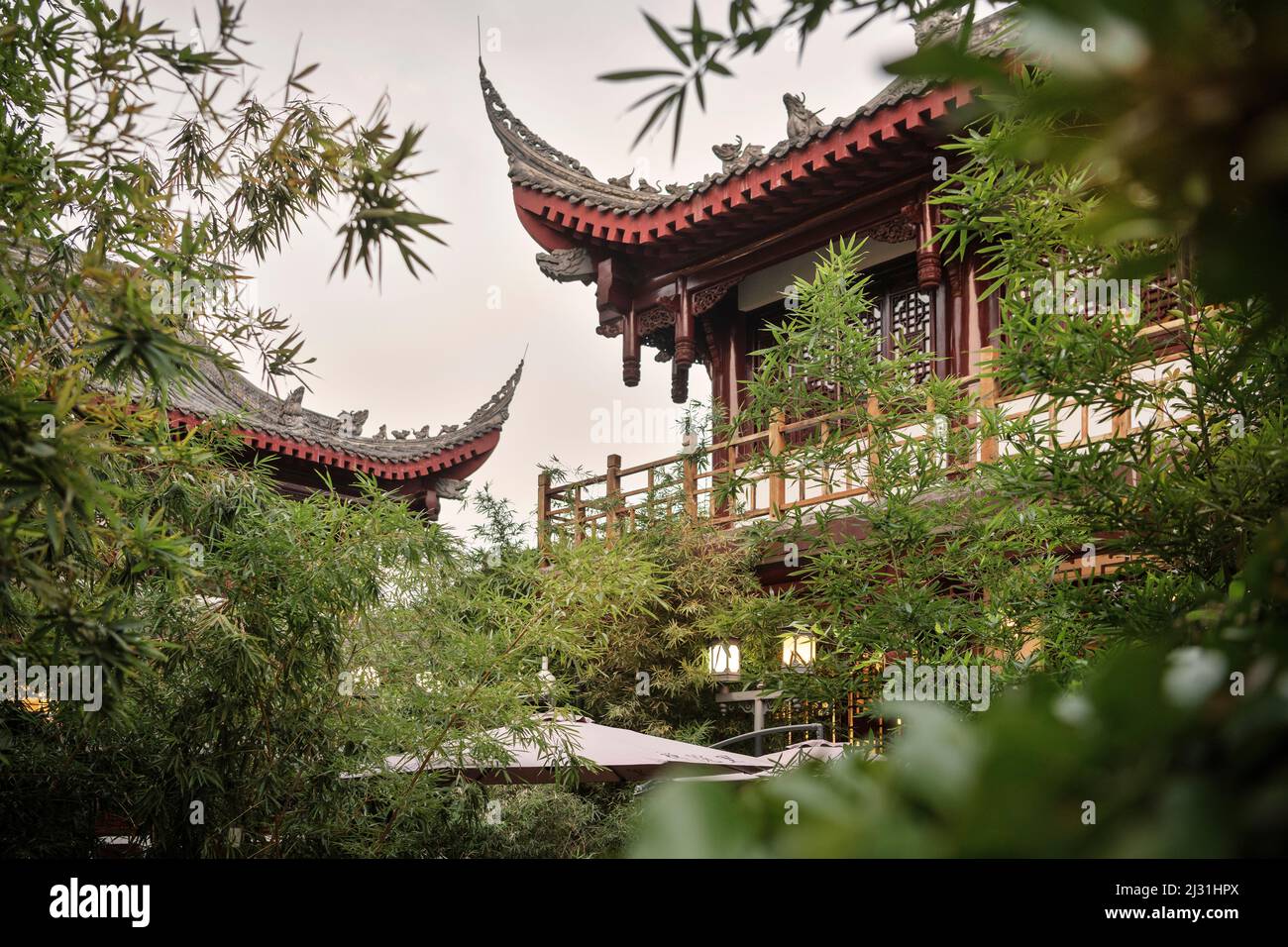Temple at Wenshu Monastery in Chengdu, Sichuan Province, China, Asia ...