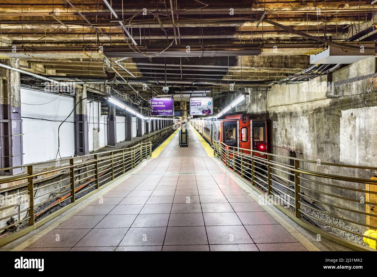 NEW YORK, USA - OCT 5, 2017: train departs from famous grand central ...