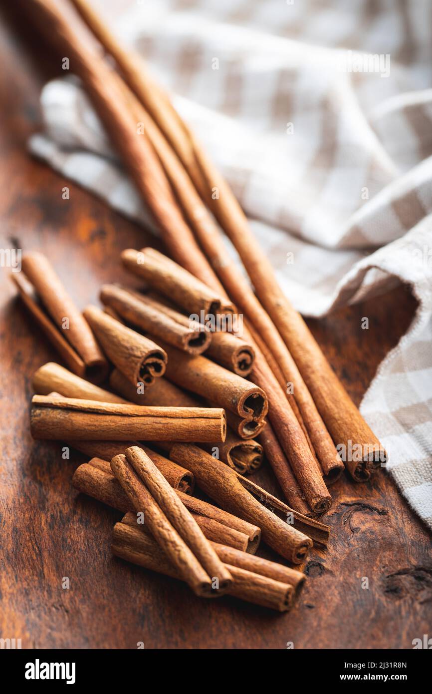 Dry cinnamon sticks on a wooden table. Cinnamon spice Stock Photo - Alamy