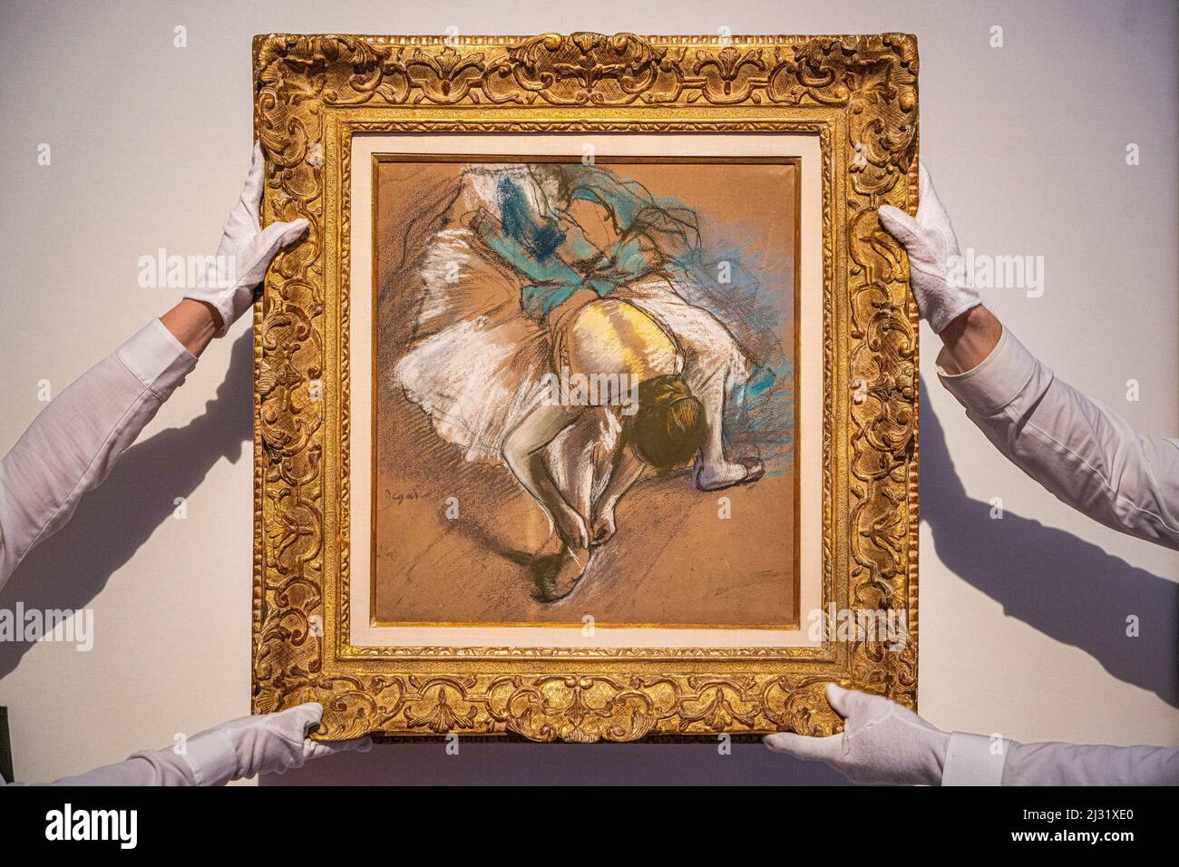 LONDON, UK. 5 April, 2022 . EDGAR DEGAS (1834-1917) Danseuse attachant ...